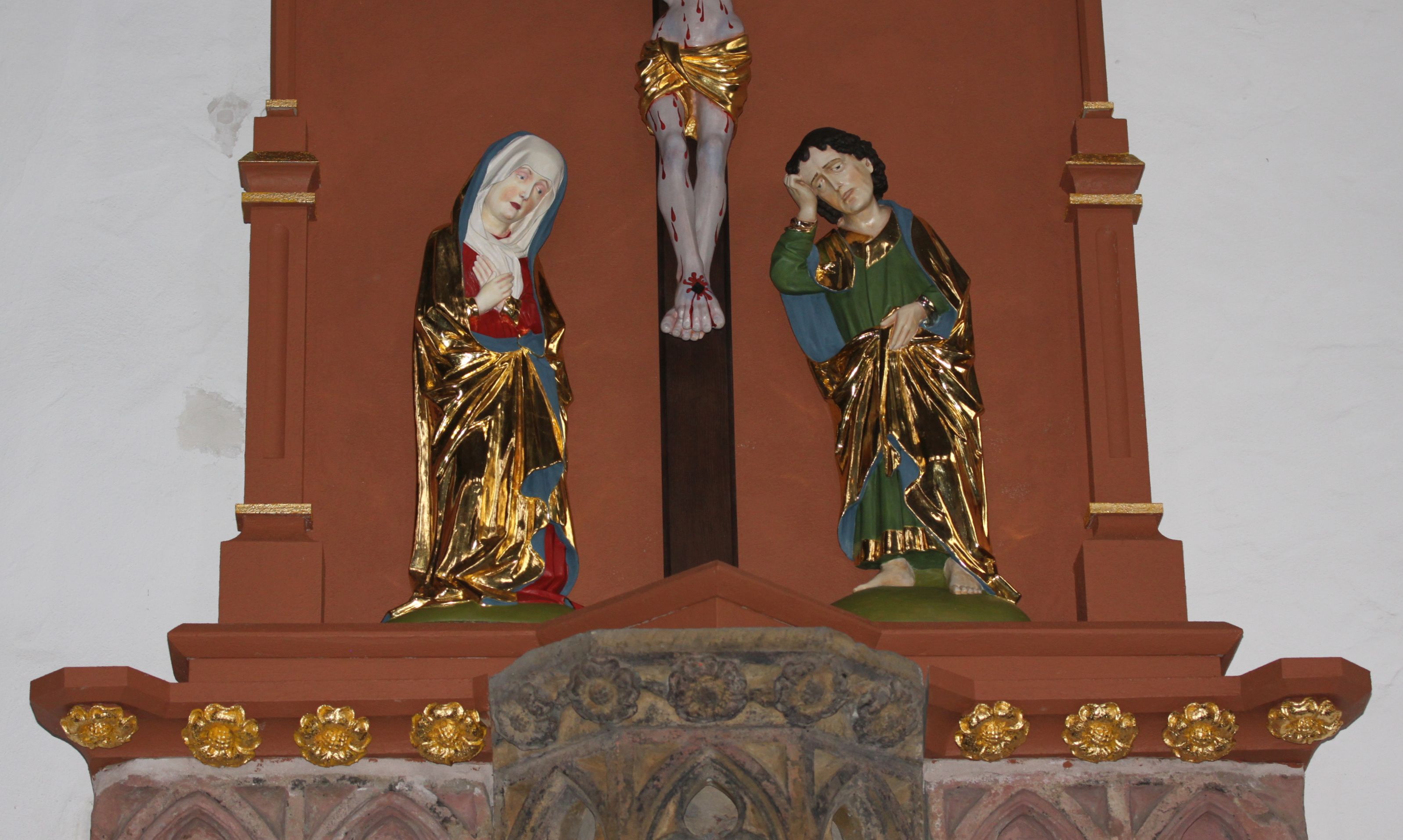 Pfarrei Heilig-Kreuz Rheingau: Der gotische Türaufbau präsentiert sich ...